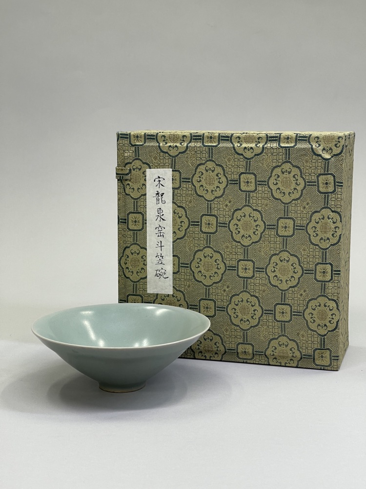 LOT 573 南宋龍泉窯青釉斗笠盞 LOT 573 南宋龍泉窯青釉斗笠盞
